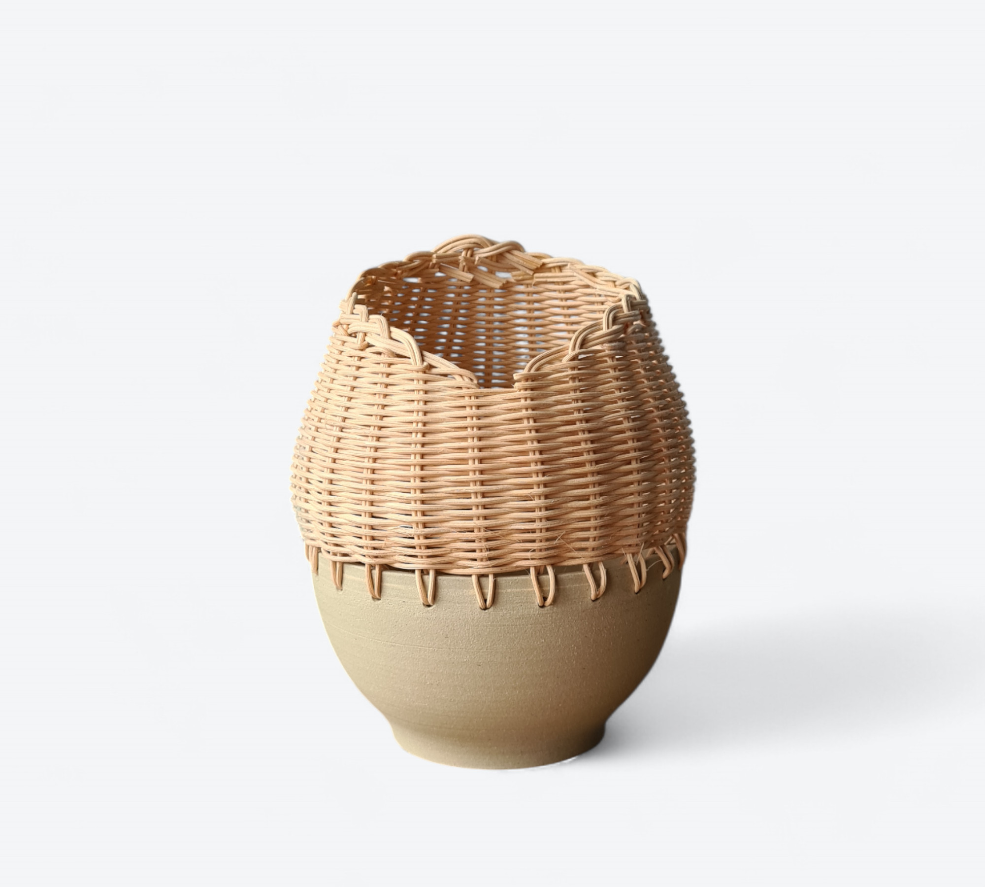 Symbiose en rotin naturel - Pièce artisanale en grès et rotin - Laure ...